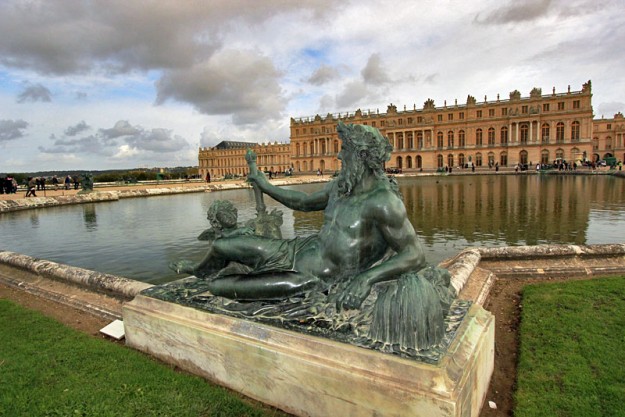 PHOTO: Sculpture at Reflecting Pool, Versailles Palace, France