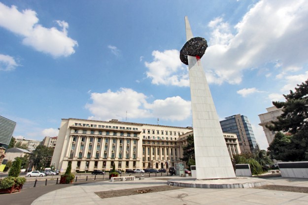 PHOTO: Memorial of Rebirth sculpture in Bucharest, Romania